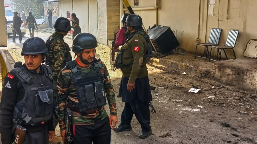 Suicide Bombers Kill 3 at Pakistan Paramilitary Headquarters | NTD