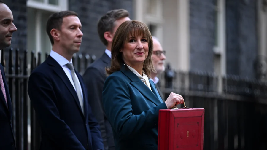 British Chancellor Faces Calls to Quit Amid Budget Leak Scandal | NTD