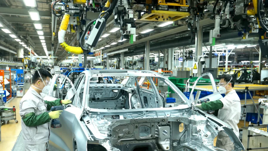 New Official Data Shows Cracks in China's Economy—Expert Explains | NTD