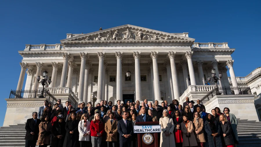 Jeffries and House Democratic Caucus Hold Press Conference | NTD