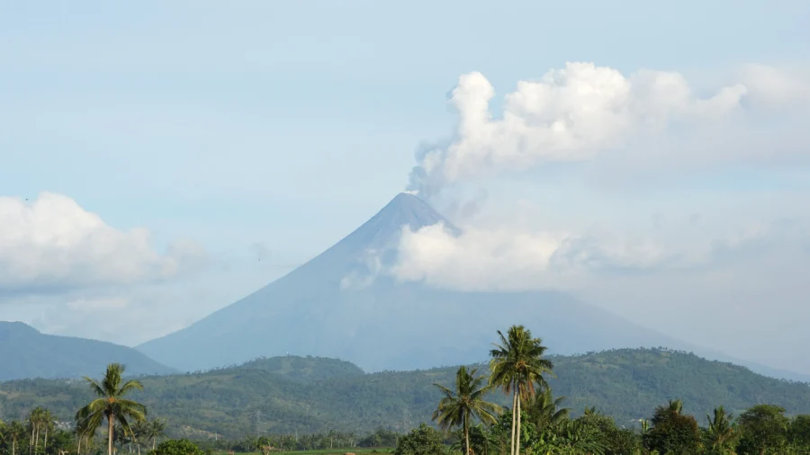 Philippines Raises Alert Level at Restive Mayon Volcano | NTD