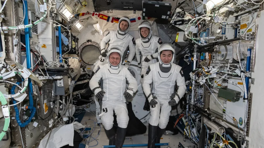 NASA Sends 4 Astronauts Back to Earth in First Medical Evacuation | NTD