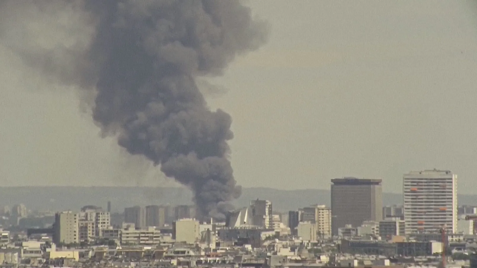Clouds of Smoke Gather Over Paris After Warehouse Fire | NTD
