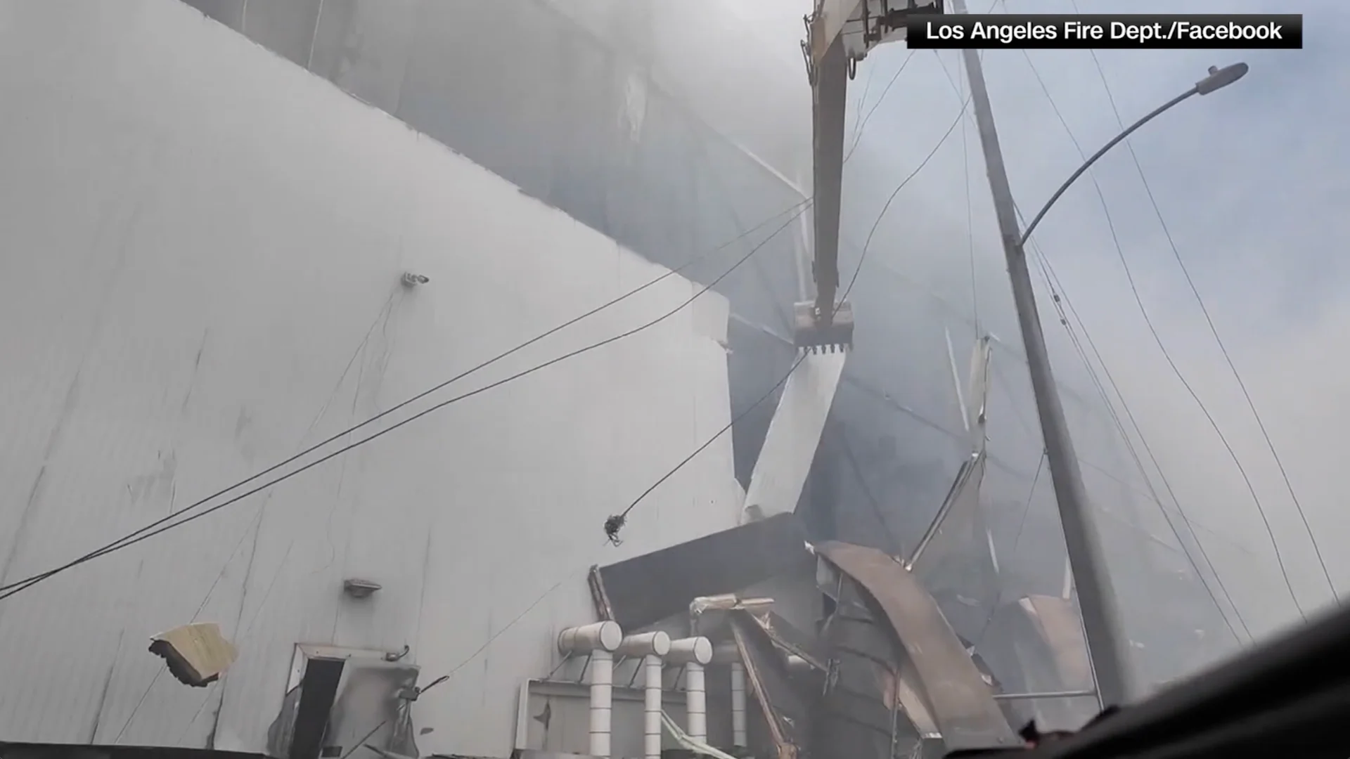 LA Firefighters Strip Off Warehouse Cladding to Extinguish Fire | NTD