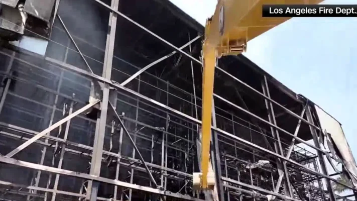 California Firefighters Take Apart Warehouse to Target Fire | NTD