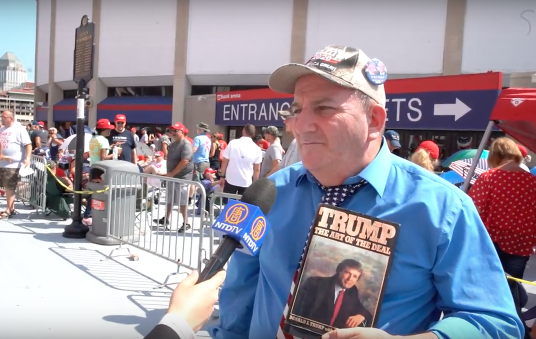 Man Joins Trump's Cincinnati Rally to Fulfill a 32-Year-Old Wish | NTD