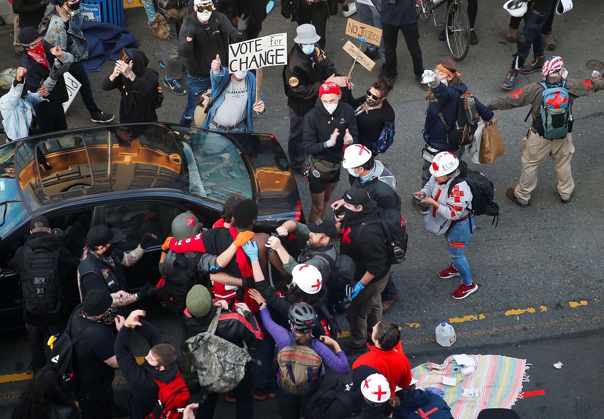 Seattle Driver Shoots Protester as Crowd Swarms His Car | NTD