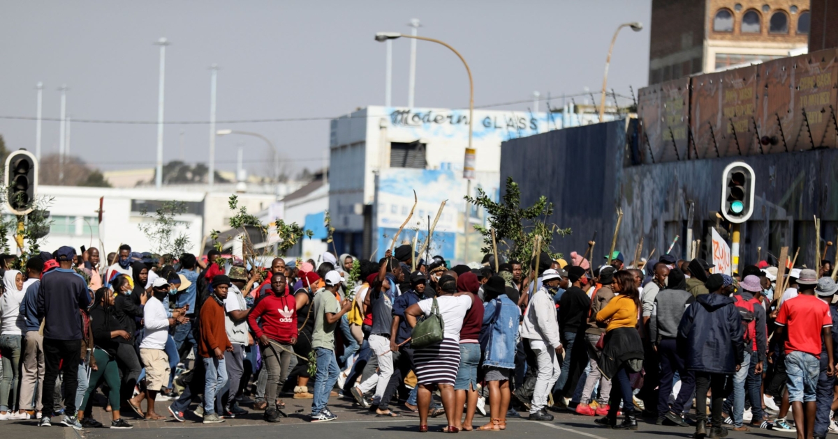 Army Deployed to Contain South Africa Unrest | NTD