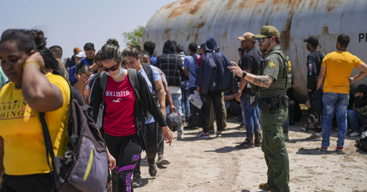 Small Texas County Dealing With Thousands of Immigrants | NTD